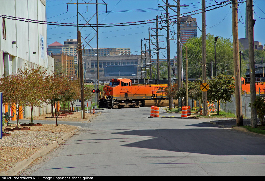BNSF 6206 leads a Empty coal Nb Thur KC.